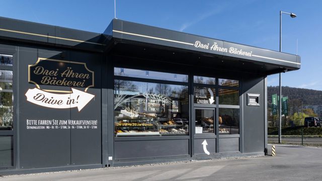 Modularer Drive-in-Backshop für die Drei-Ähren-Bäckerei | Losberger De Boer