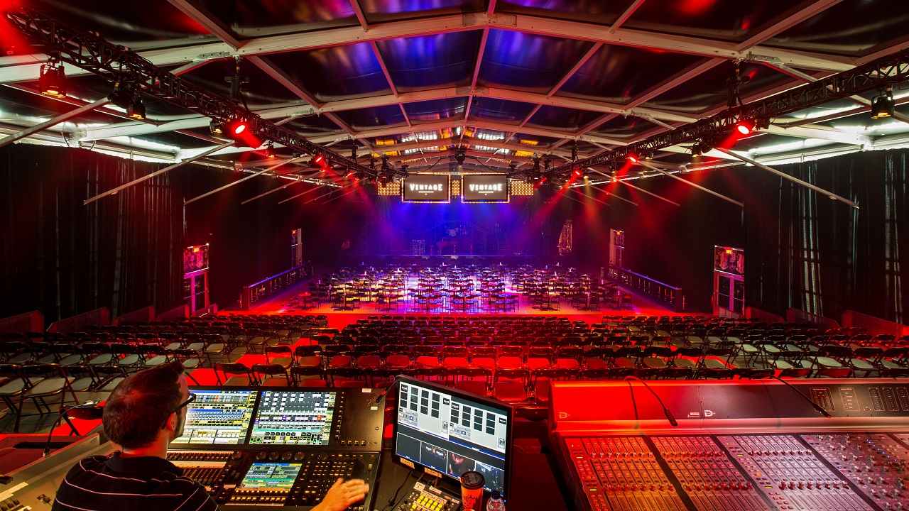 Teatro musical móvil para la gira mundial de Gregory Charles ...